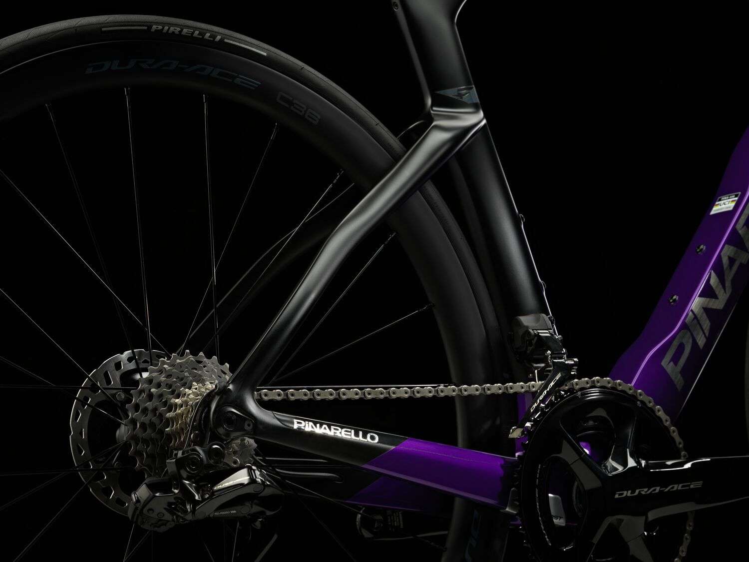 Le Pinarello Dogma F rhabillé pour l'hiver avec les coloris 2023 ...