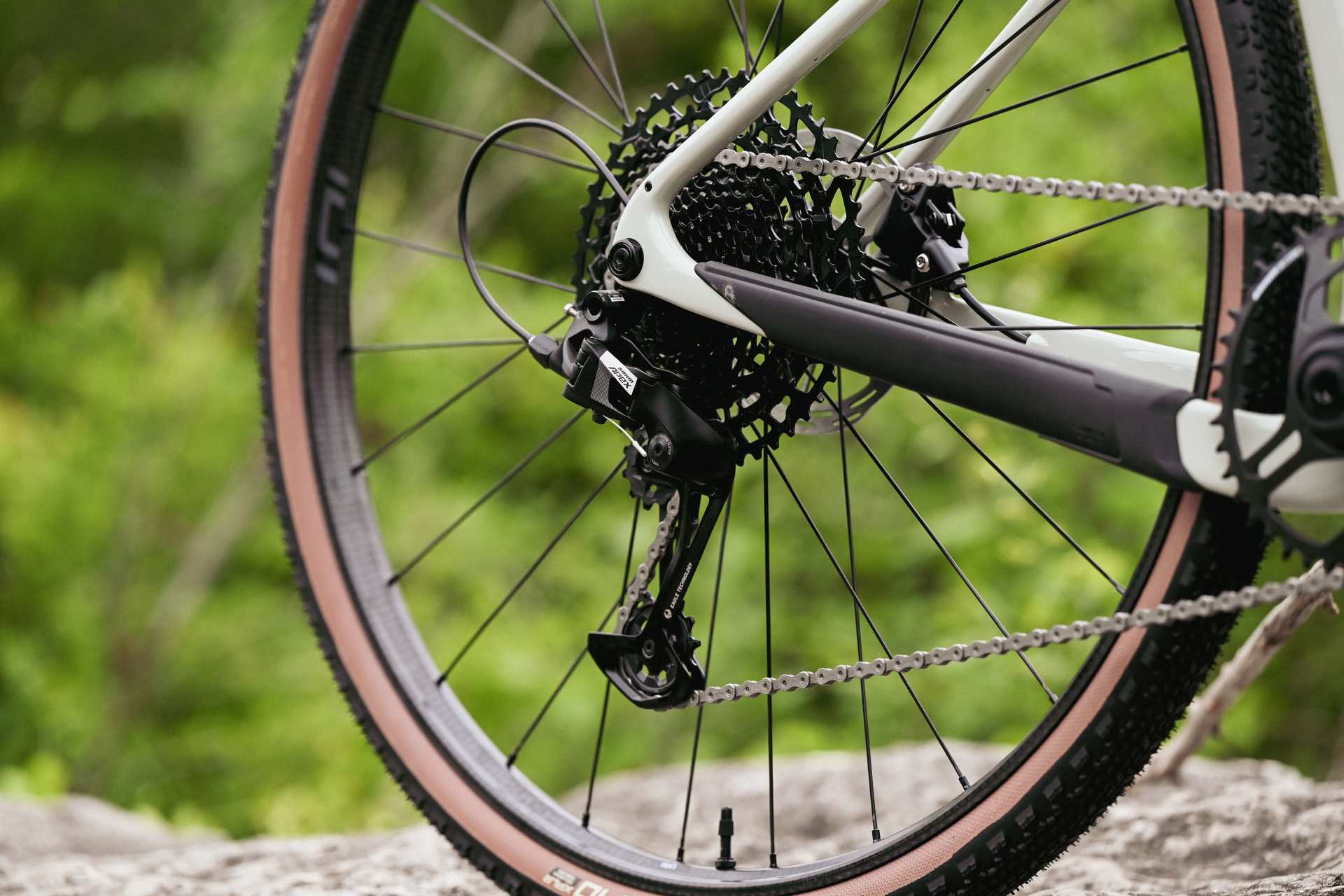SRAM présente ses nouveaux groupes APEX, en version AXS et mécanique ...